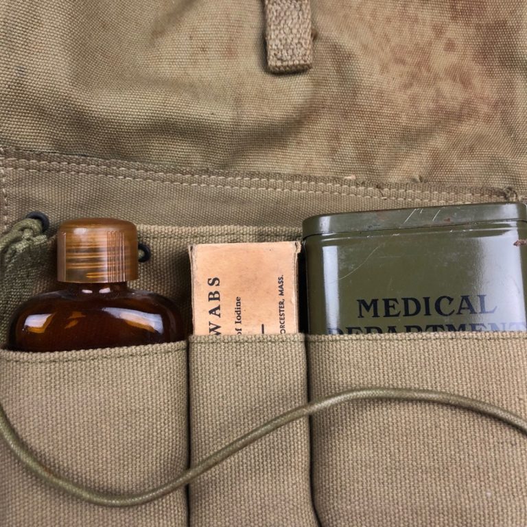 Original WWII US army medical pouches with containment - Oorlogsspullen ...