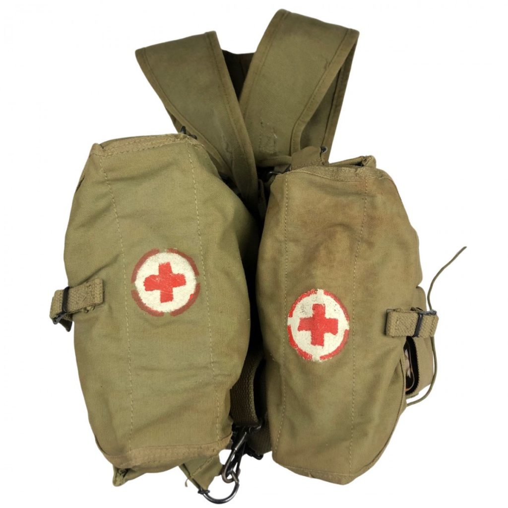 Original WWII US army medical pouches with containment - Oorlogsspullen ...
