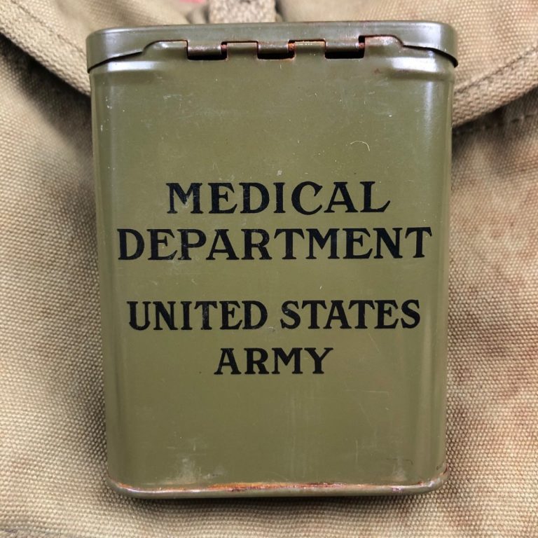 Original WWII US army medical pouches with containment - Oorlogsspullen ...
