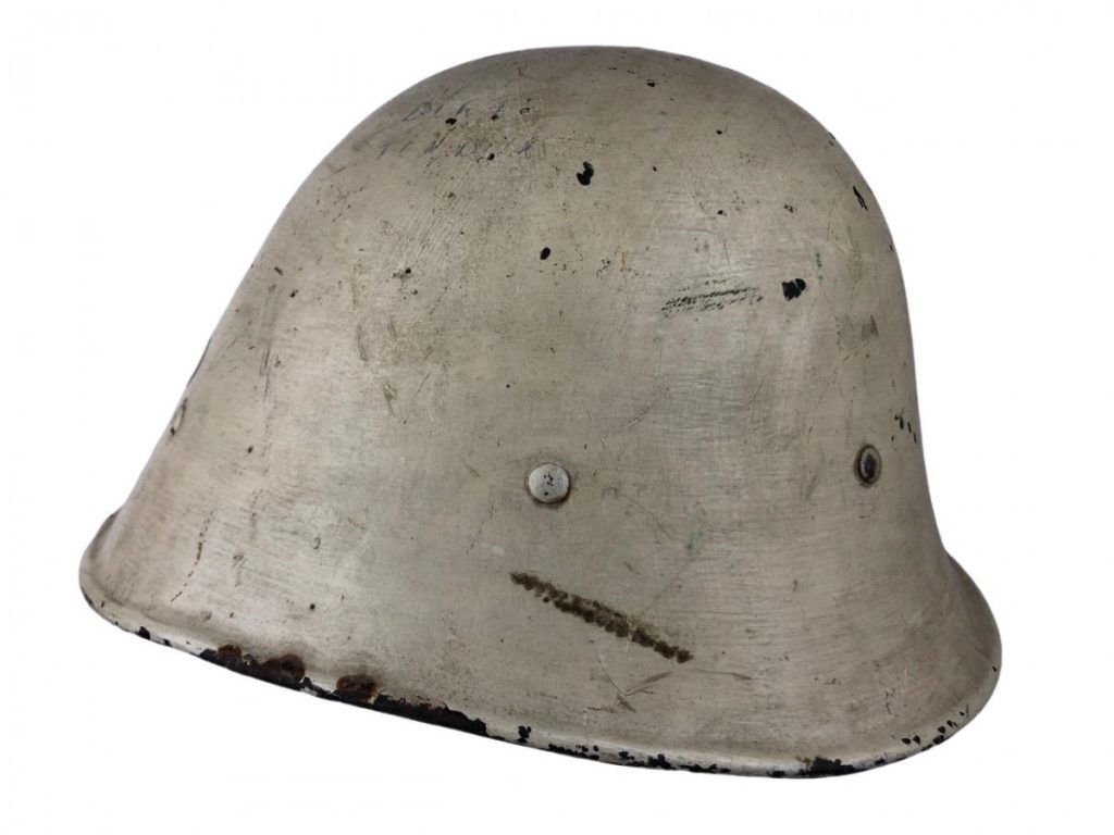 Original WWII Dutch 'Luchtbeschermingsdienst' helmet - Oorlogsspullen ...