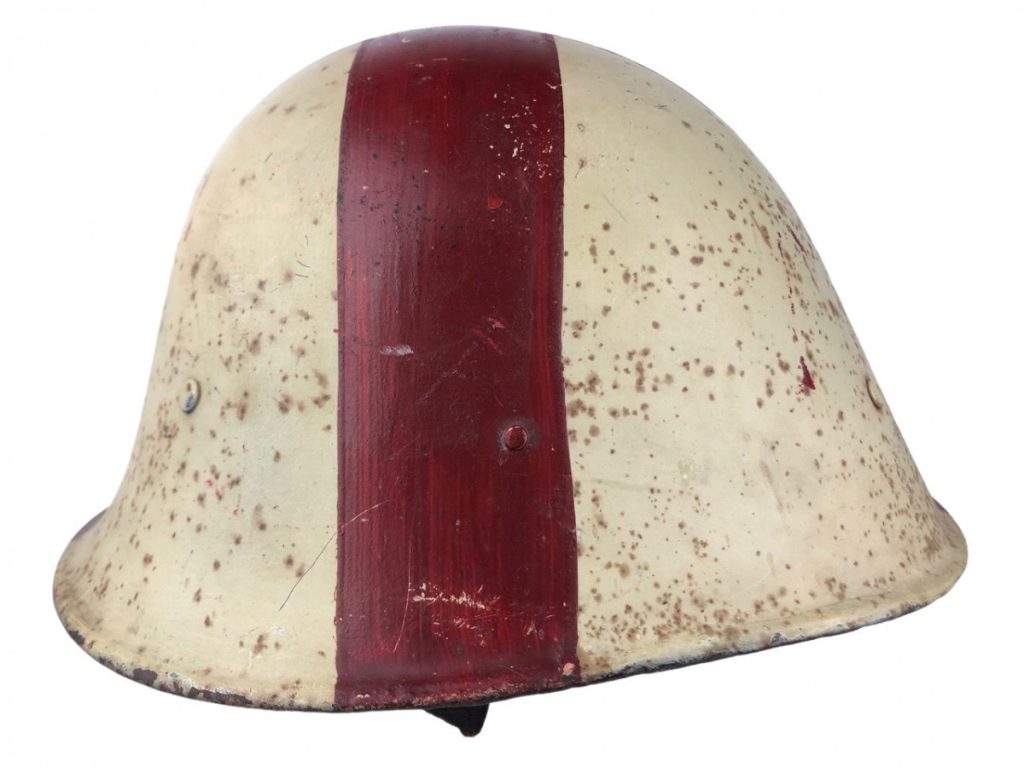 Originele WWII Nederlandse Luchtbeschermingsdienst / Rode Kruis helm ...