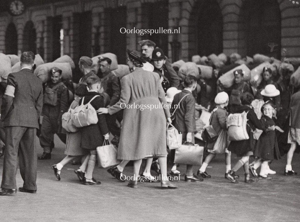 Original WWII British photo - Evacuation of children in London ...