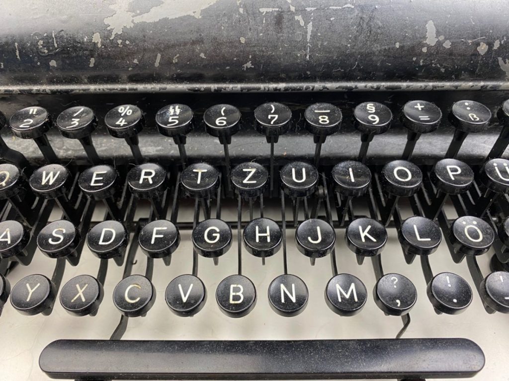 Original WWII German Waffen-SS typewriter - Oorlogsspullen.nl ...