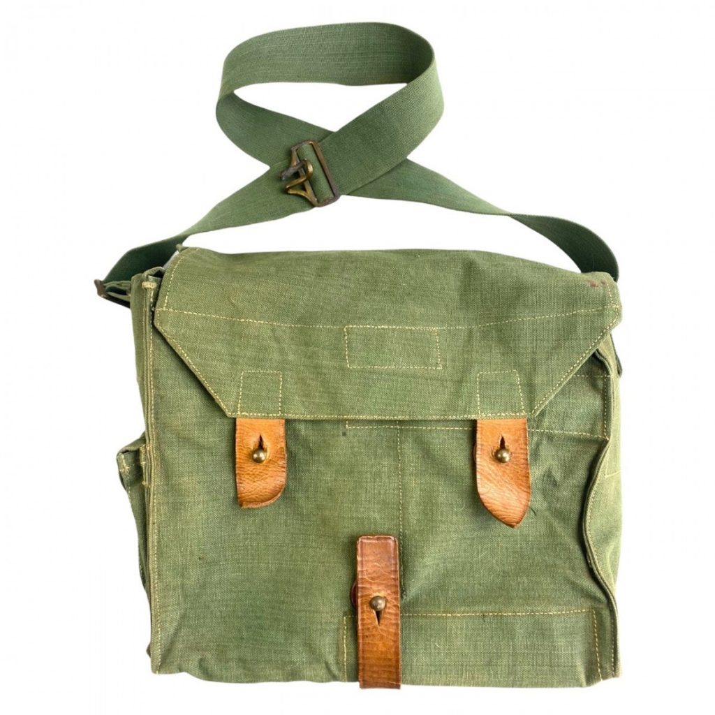 Original Pré 1940 Dutch army gas mask in carrying bag (Type G) - 19 R.A ...