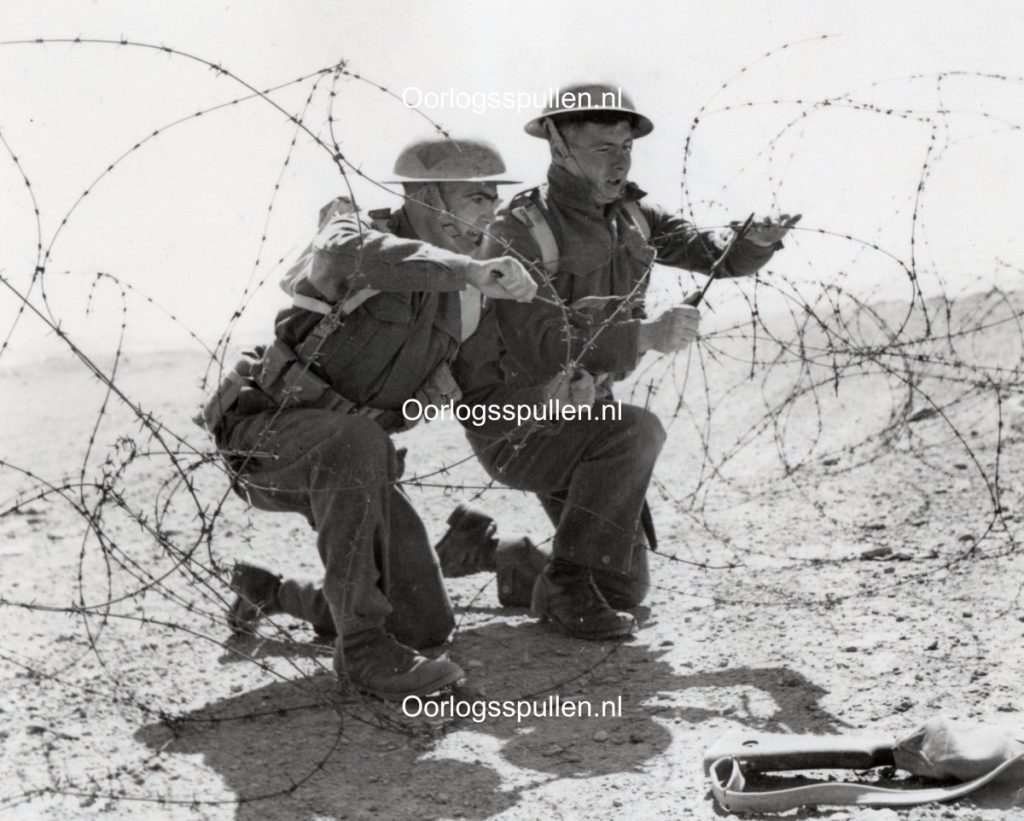 Original WWII British photo 'British soldiers cutting barbed wire ...