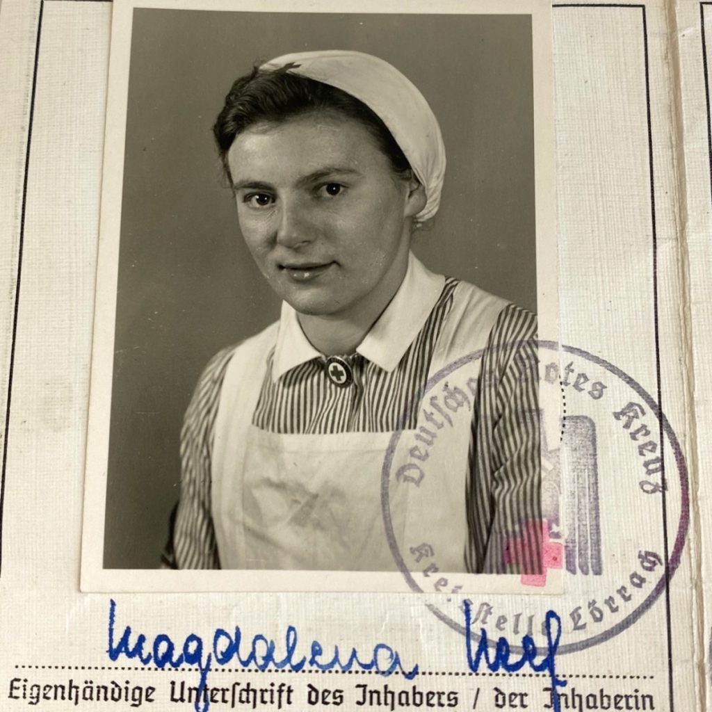 Original WWII German DRK Personal-Ausweis - Oorlogsspullen.nl ...