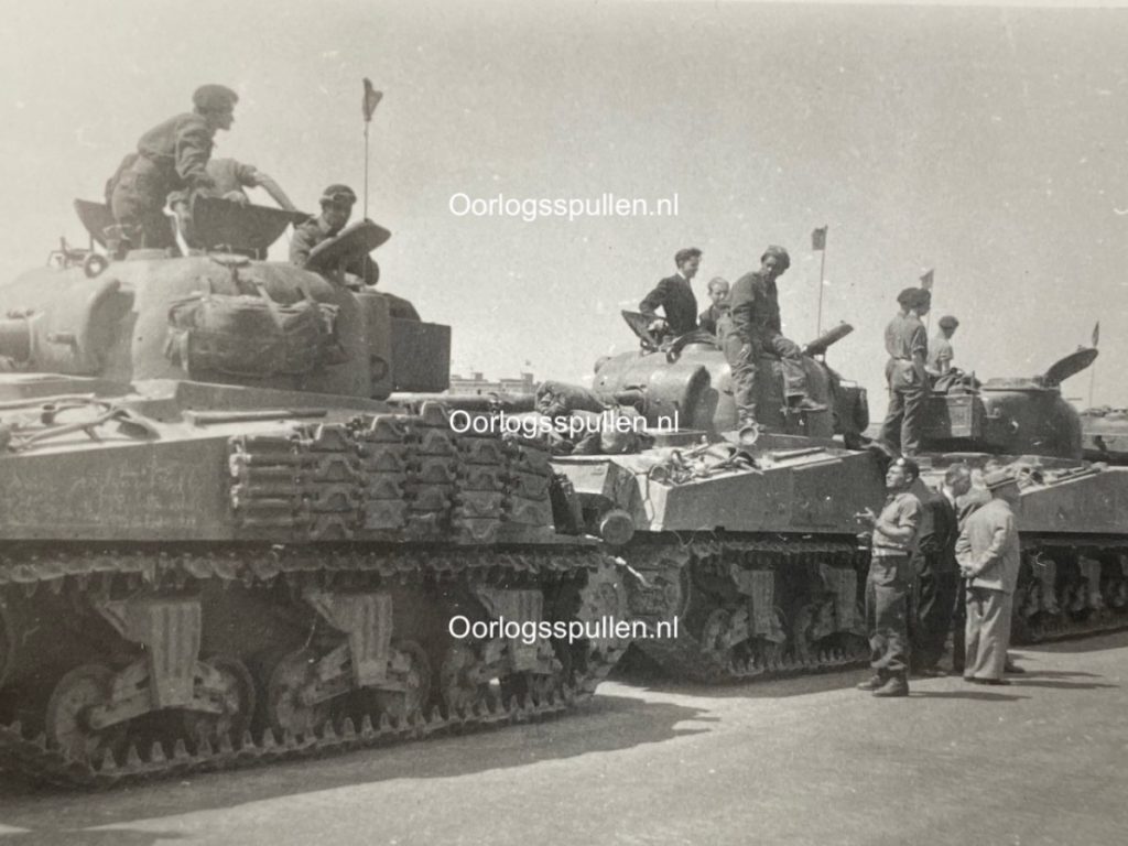 Original WWII Dutch photo - Allied tanks enter The Hague May 1945 ...