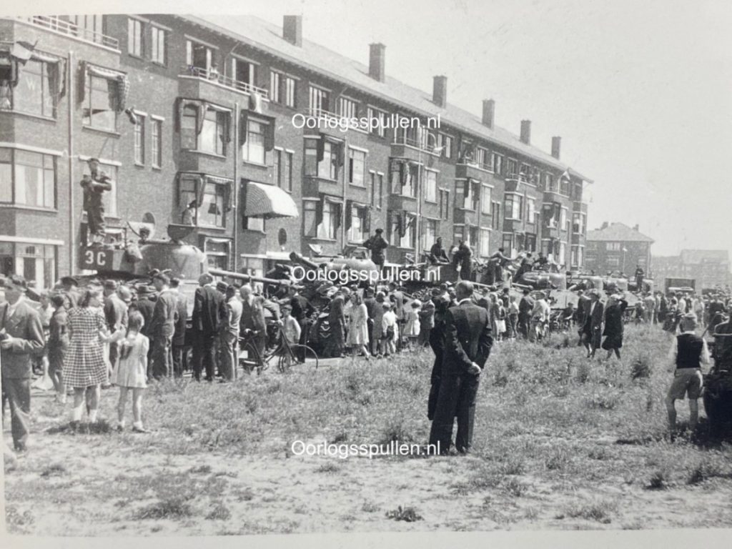 Original WWII Dutch photo - Allied tanks enter The Hague May 1945 ...