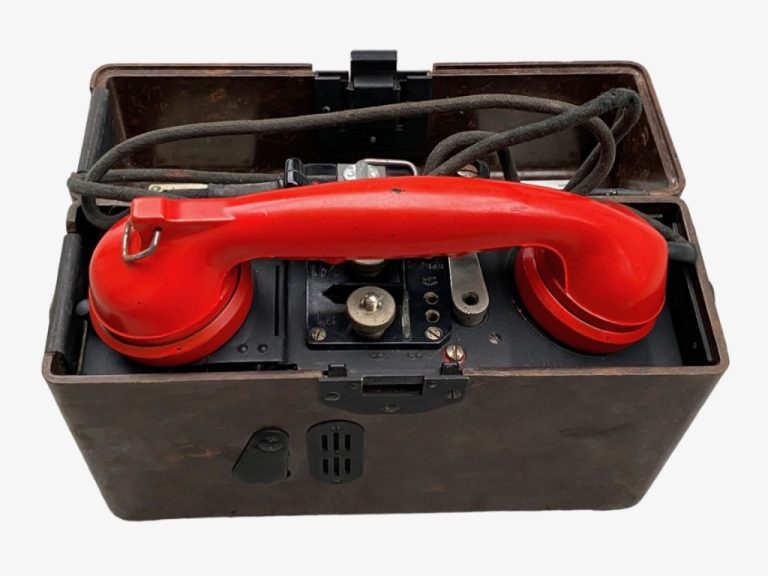 Original WWII German FF33 field telephone - Oorlogsspullen.nl ...