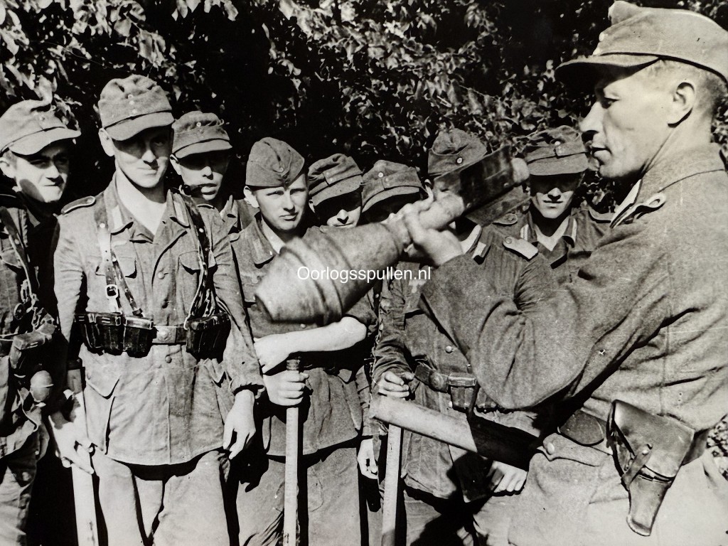 Original WWII German photo of the Panzerfaust training - Oorlogsspullen ...