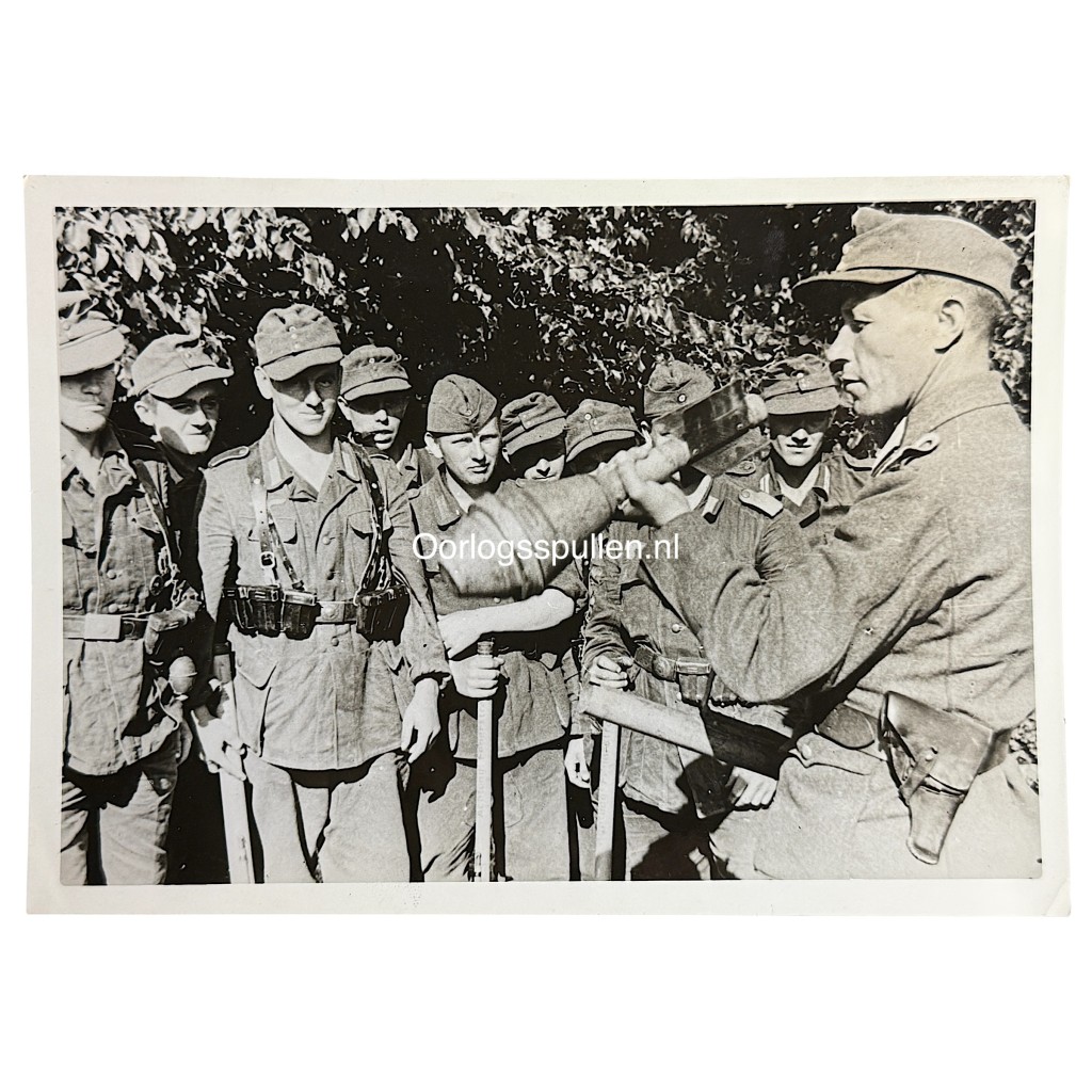 Original WWII German photo of the Panzerfaust training - Oorlogsspullen ...